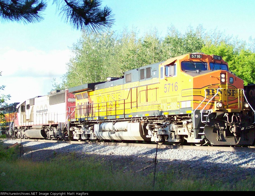 BNSF 5716
